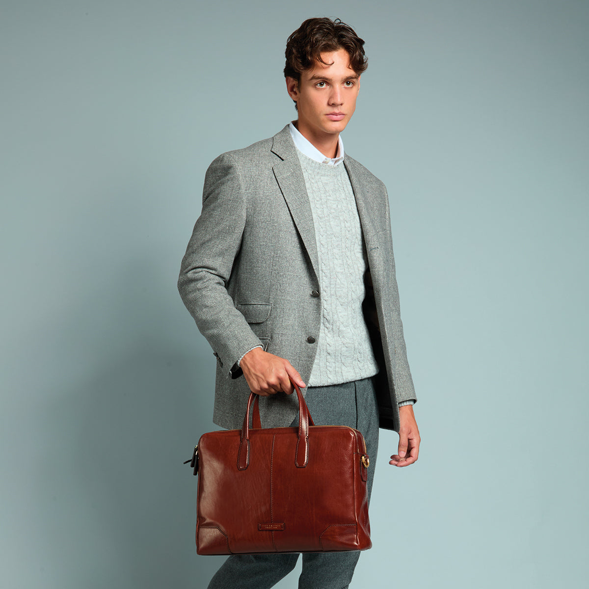 Men's leather briefcase with shoulder strap BROWN/GOLD | The Bridge